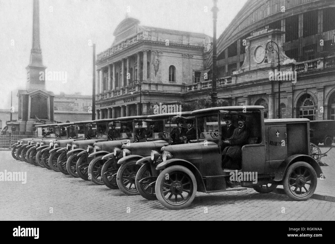 Cars in row car Black and White Stock Photos & Images - Alamy