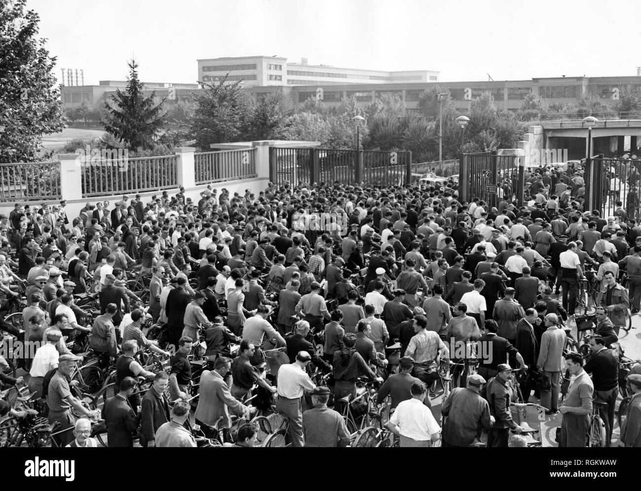 Car factory workers 20th hi-res stock photography and images - Alamy