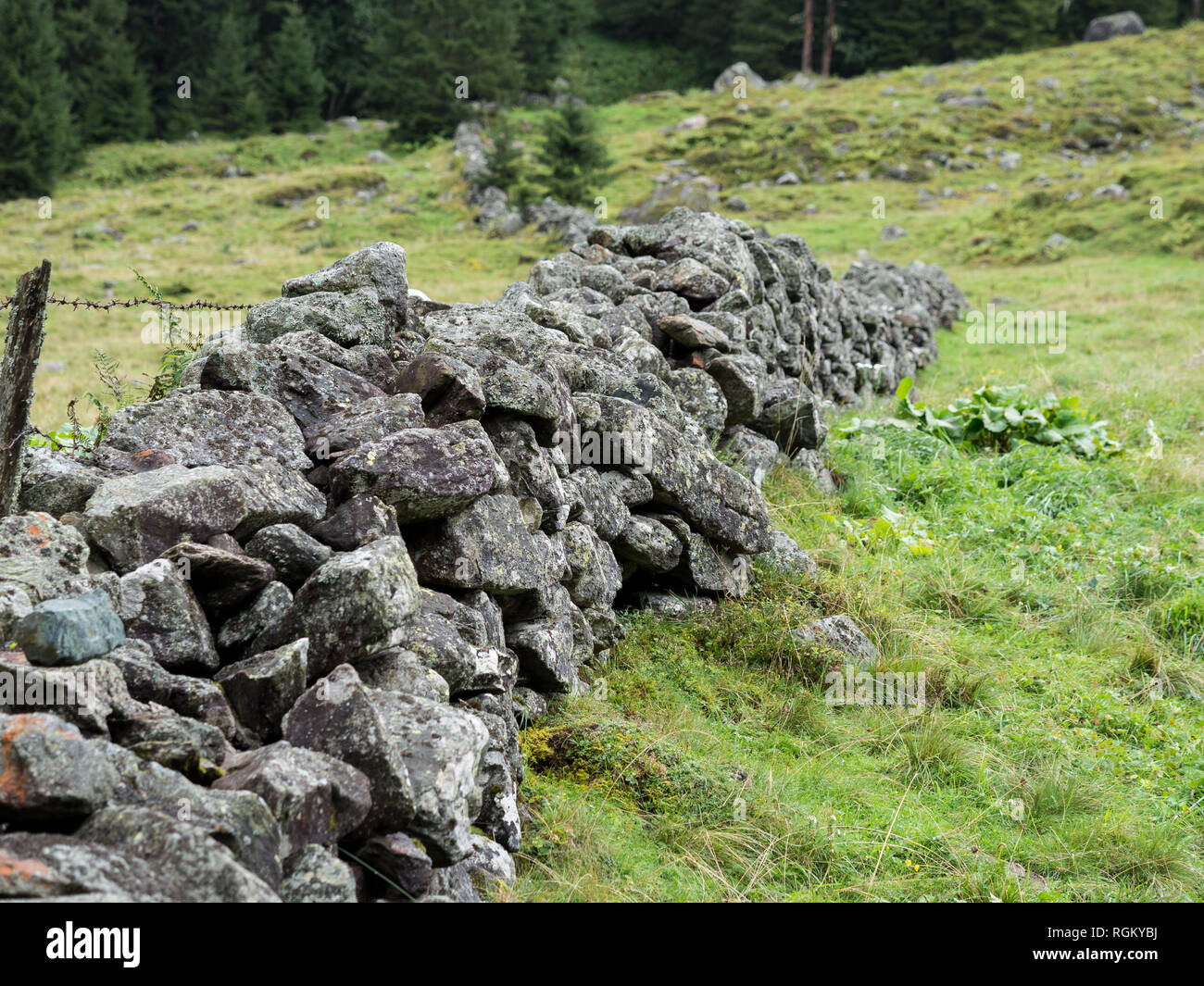 Stone fence hi-res stock photography and images - Alamy