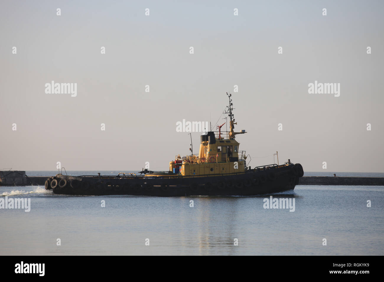 Towing shipping in harbour hi-res stock photography and images - Alamy