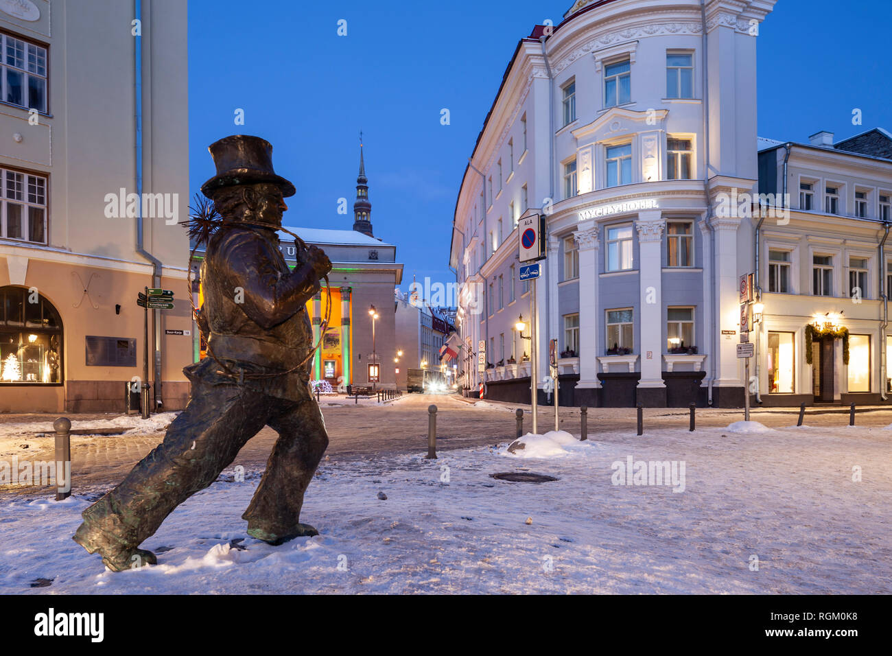 Tallinn statue hi-res stock photography and images - Alamy