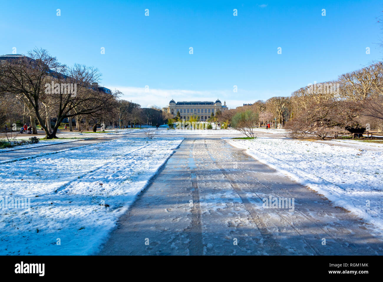 Grande galerie de l’evolution (Great evolution gallery) in Jardin des ...