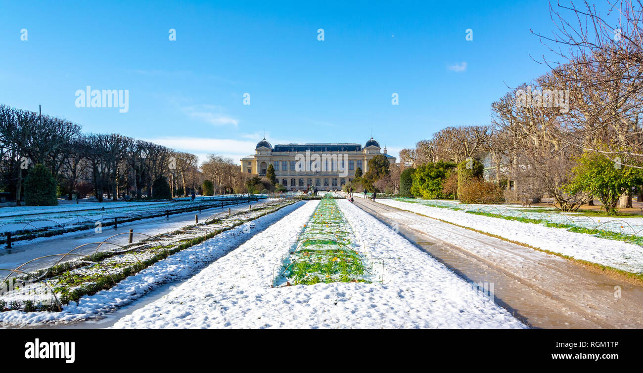 Grande galerie de l’evolution (Great evolution gallery) in Jardin des ...