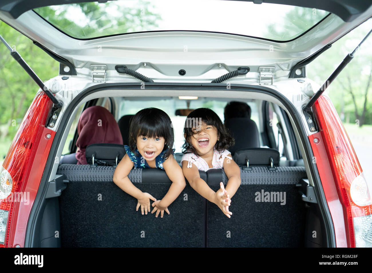 Two children in back seat hi-res stock photography and images - Alamy