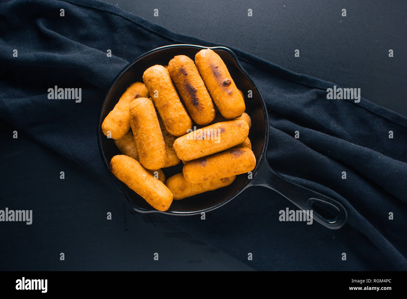 To eat with your fingers hi-res stock photography and images - Alamy
