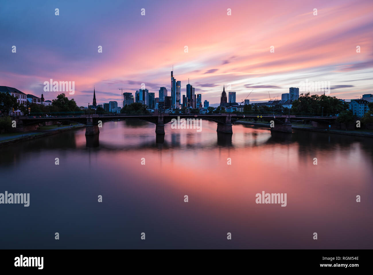 Pink reflecting in water hi-res stock photography and images - Alamy
