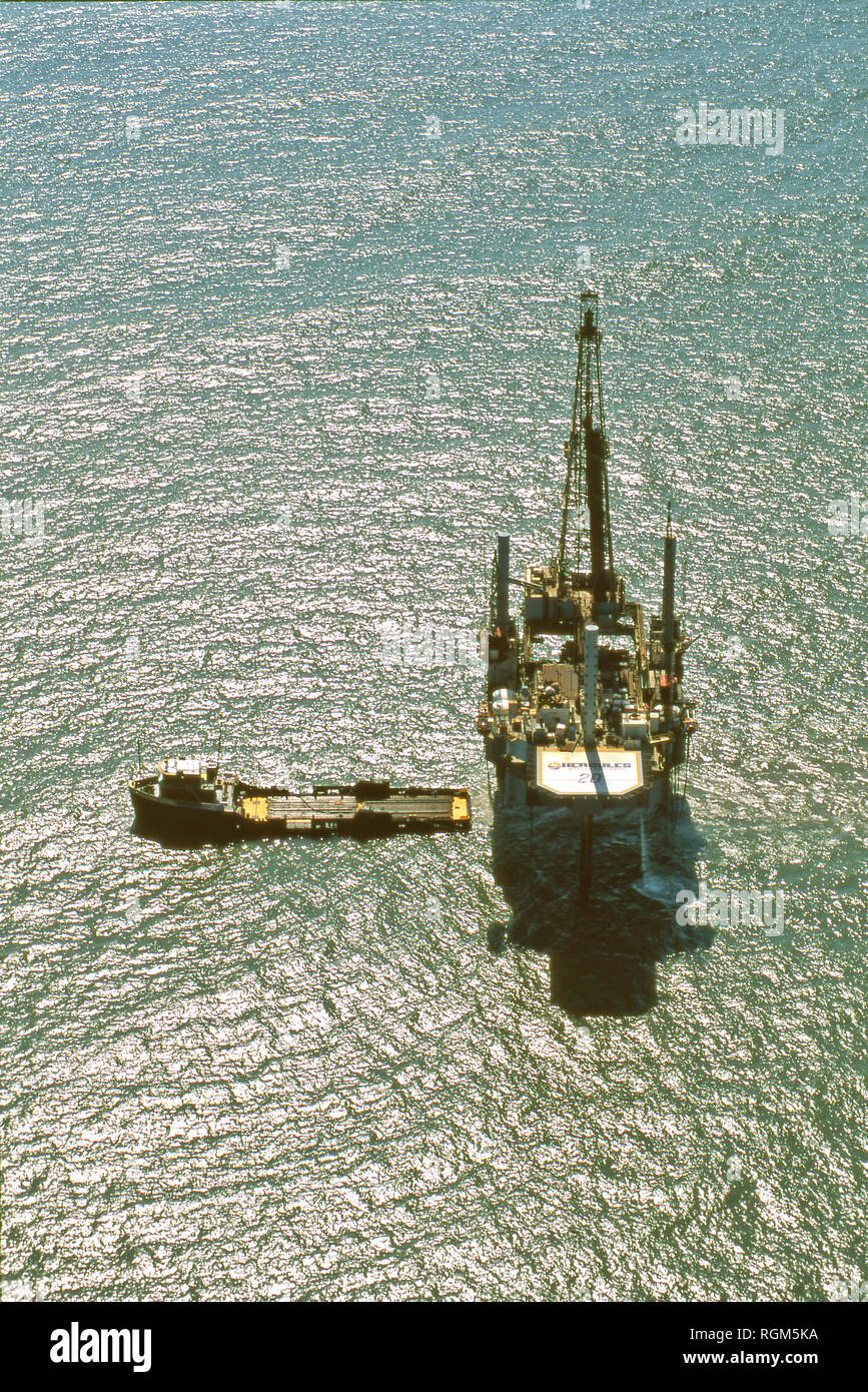 Oil rigs gulf of mexico hi-res stock photography and images - Alamy