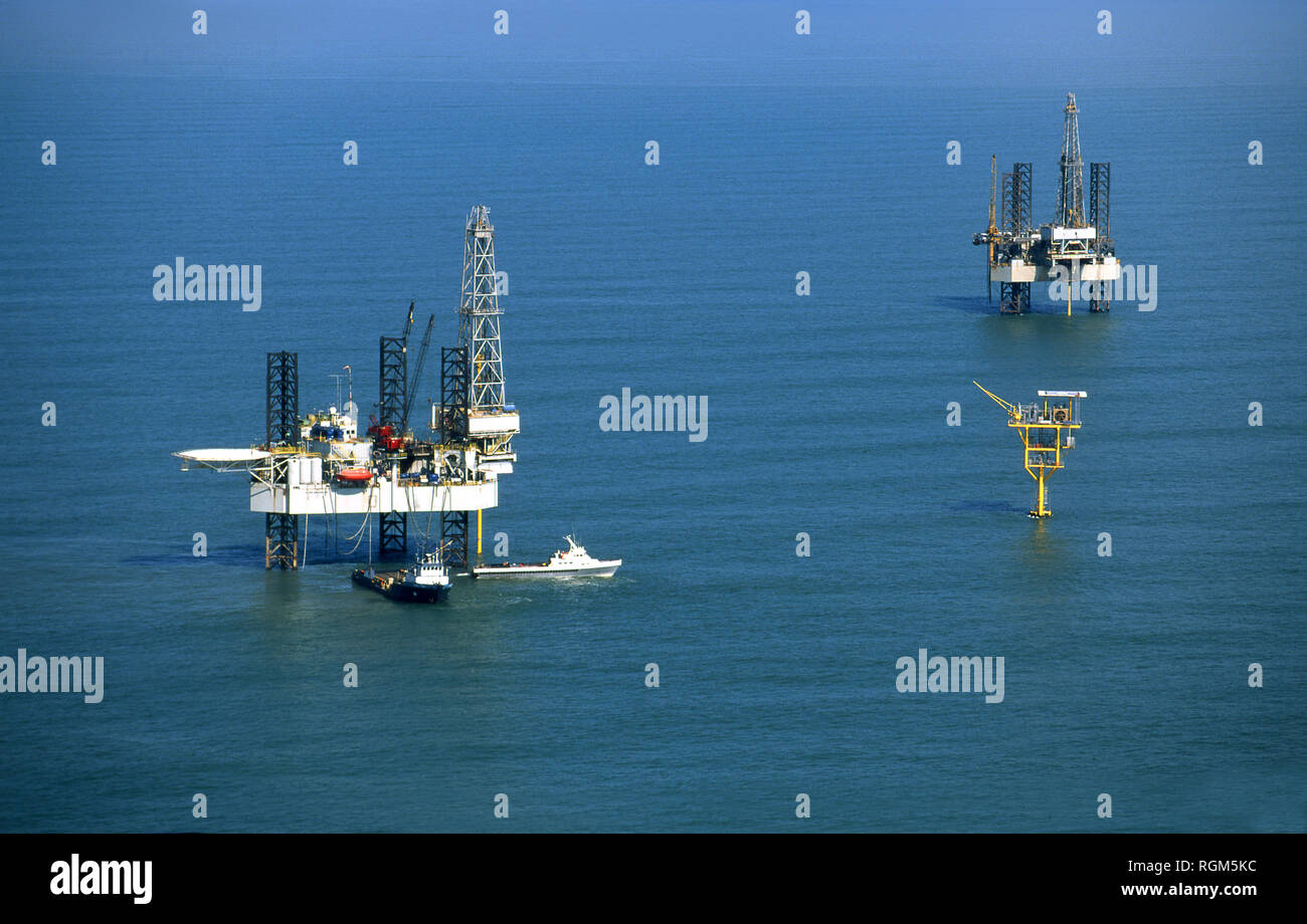 Off shore oil drilling in the Gulf of Mexico Stock Photo - Alamy