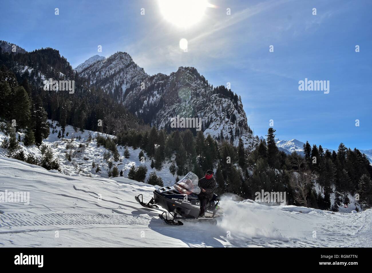 India kashmir srinagar winter snow hi-res stock photography and images ...