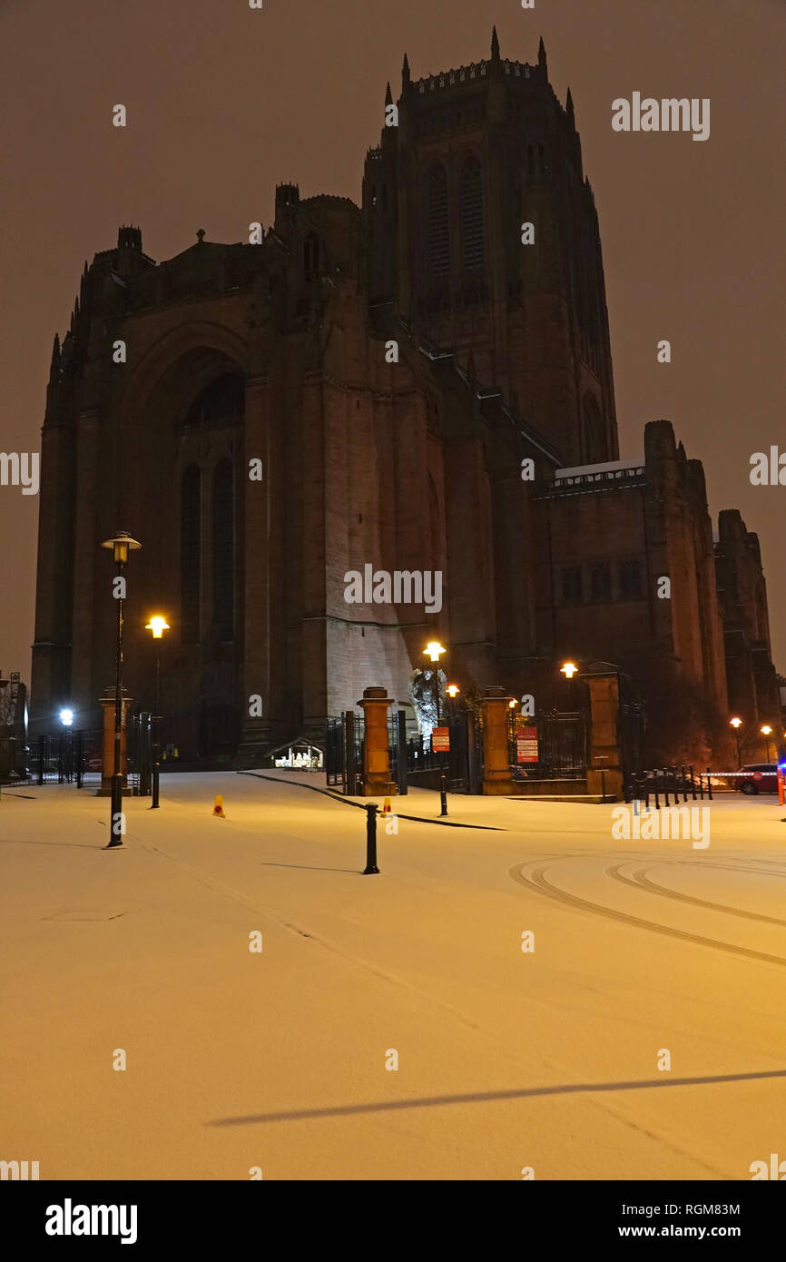 Liverpool, UK. 30th January 2019. Heavy snow falls on the streets of ...