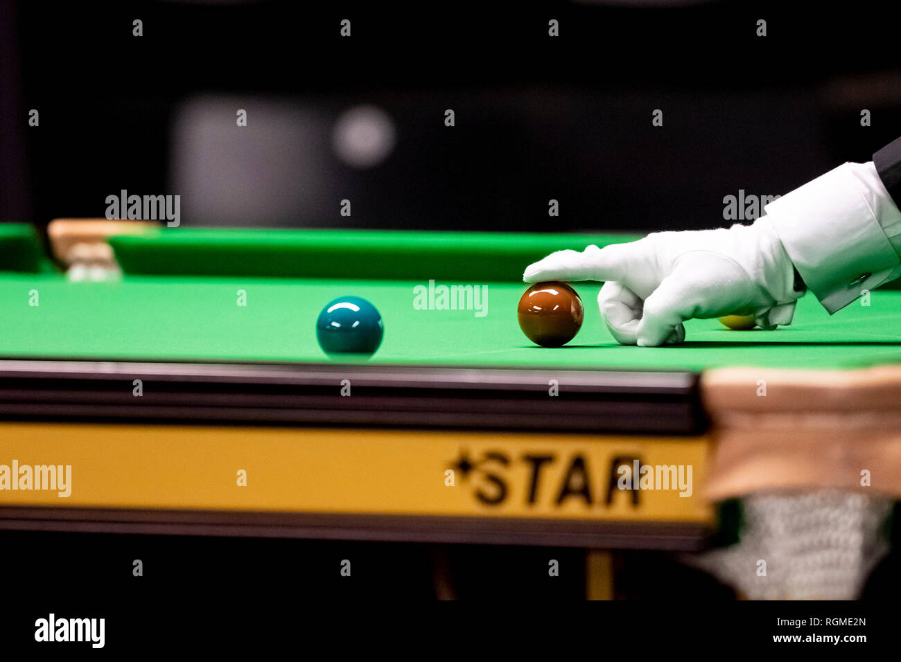 Snooker referee hi-res stock photography and images - Alamy