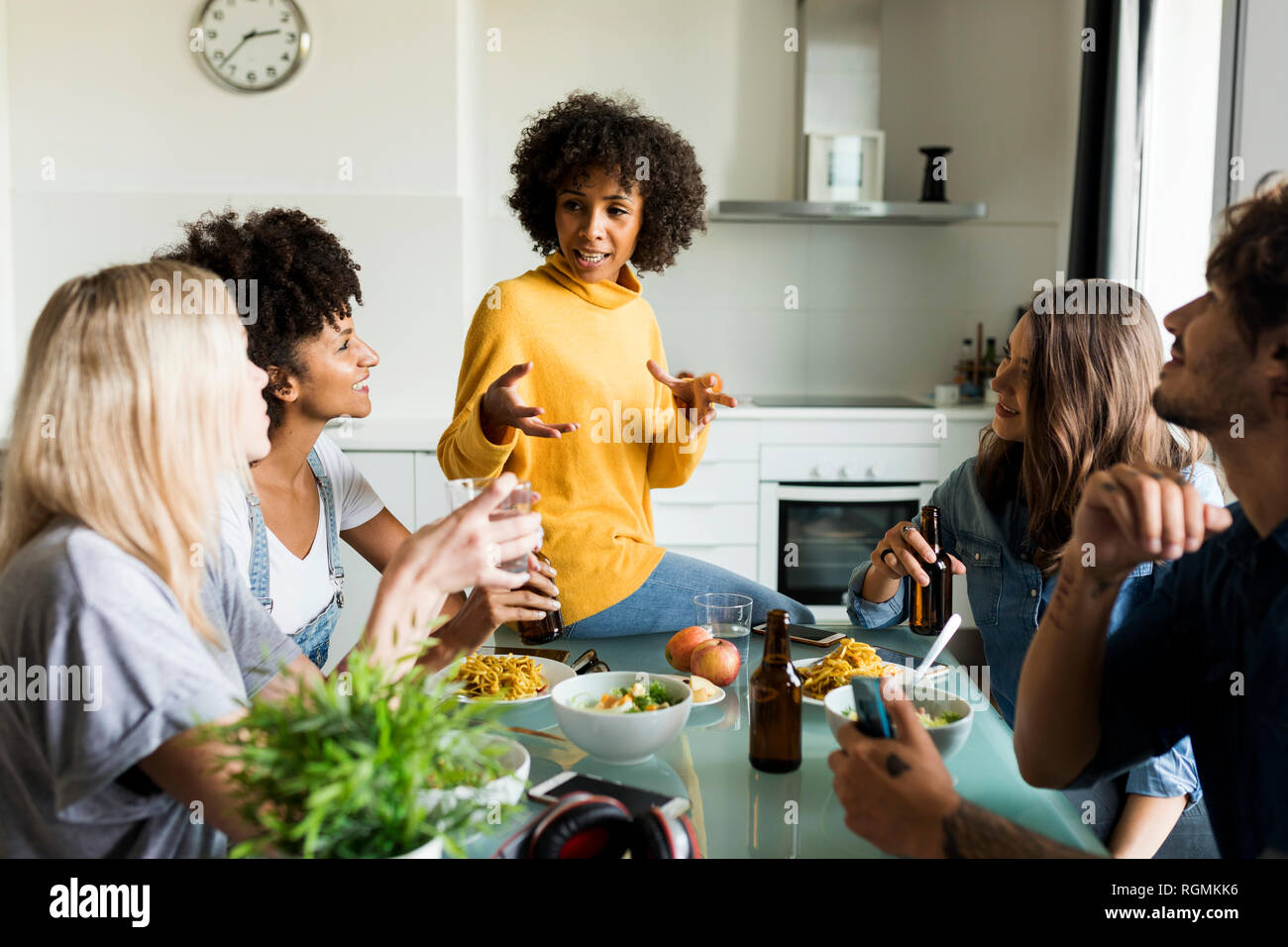 Eating talking sitting hi-res stock photography and images - Alamy