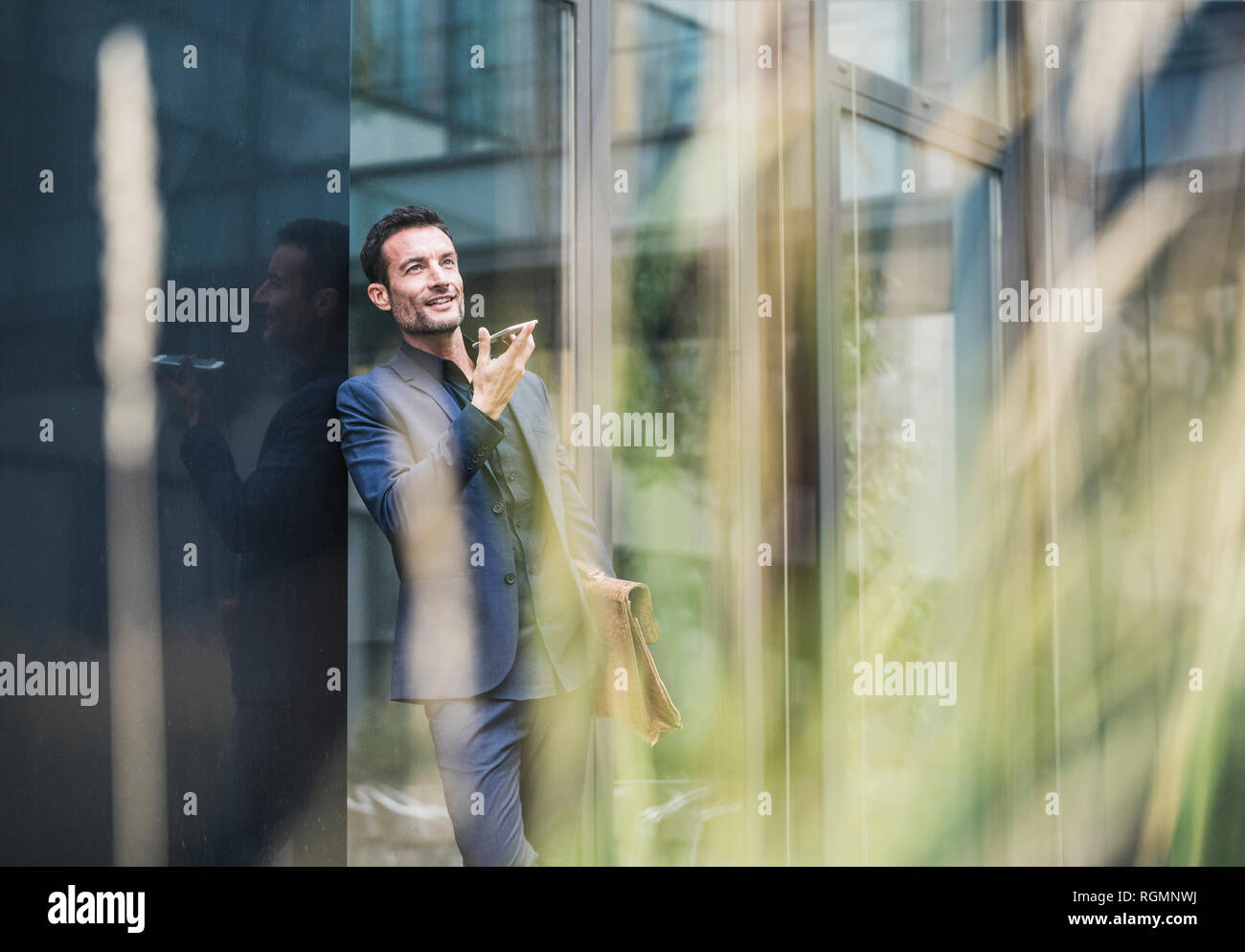 Leaning on building wall hi-res stock photography and images - Alamy