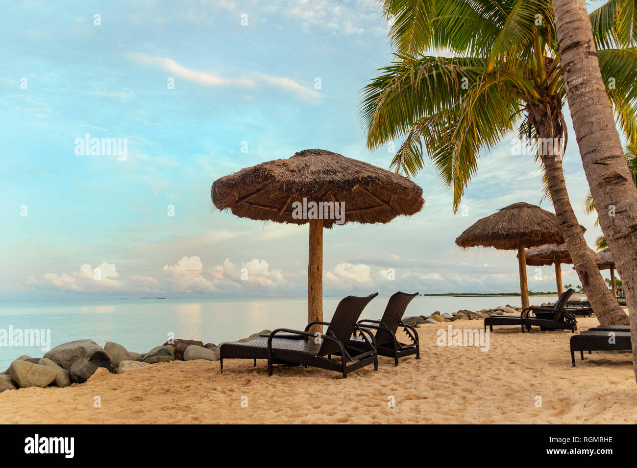 Green lounge chairs hi-res stock photography and images - Alamy