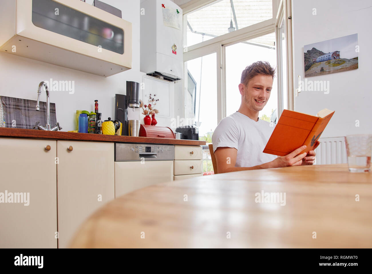 Book reading table hi-res stock photography and images - Alamy