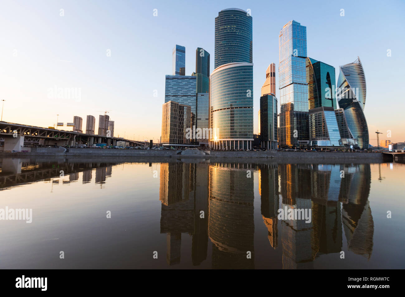 Modern skyscrapers and rivers hi-res stock photography and images - Alamy
