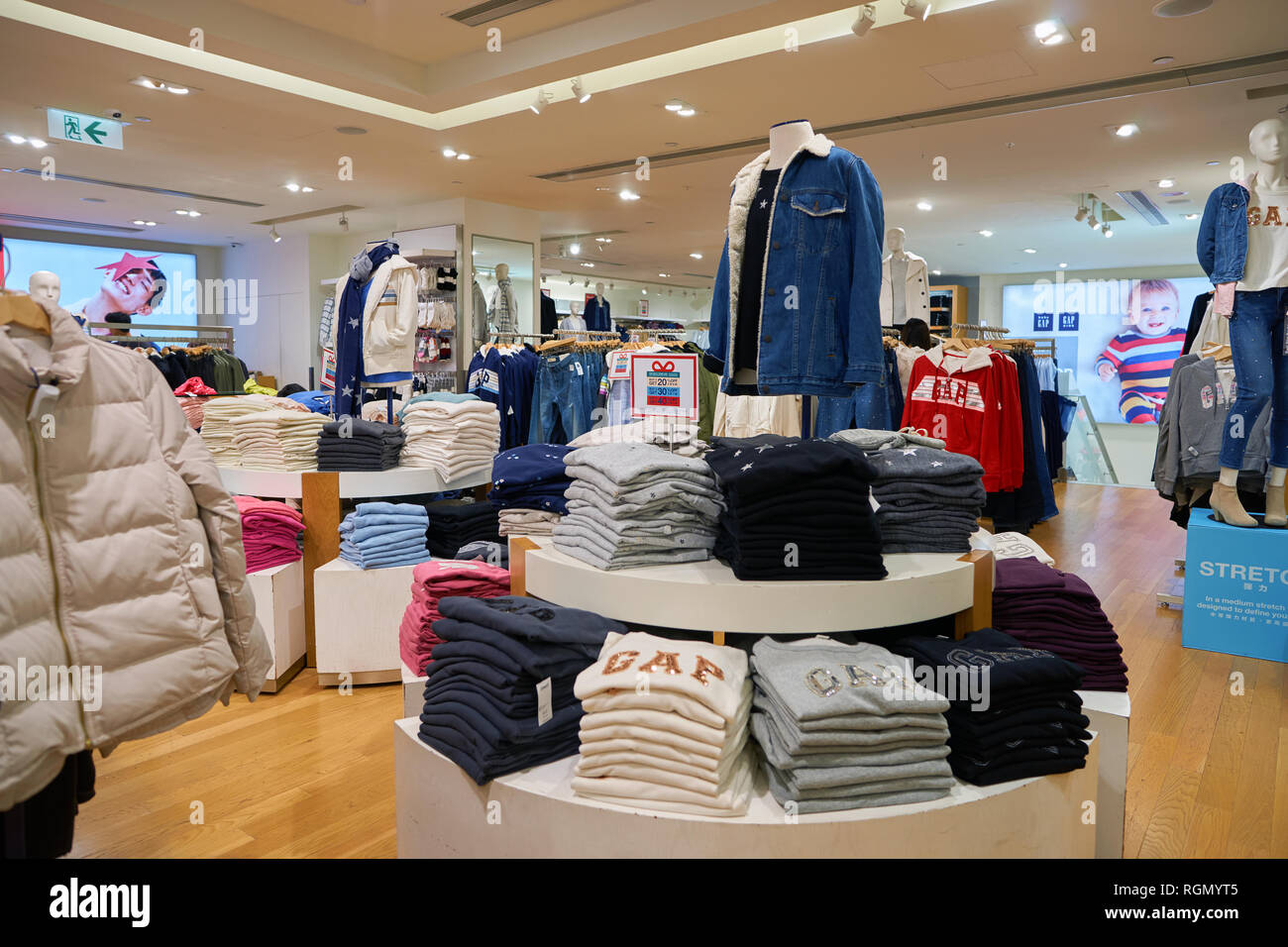 Inside gap retail store hi-res stock photography and images - Alamy