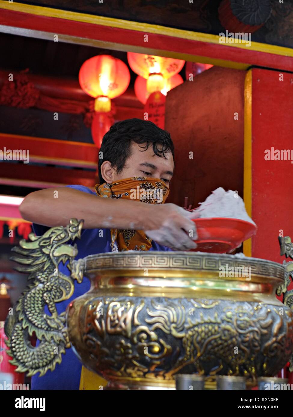 Chinese man buddhist temple hi-res stock photography and images - Alamy