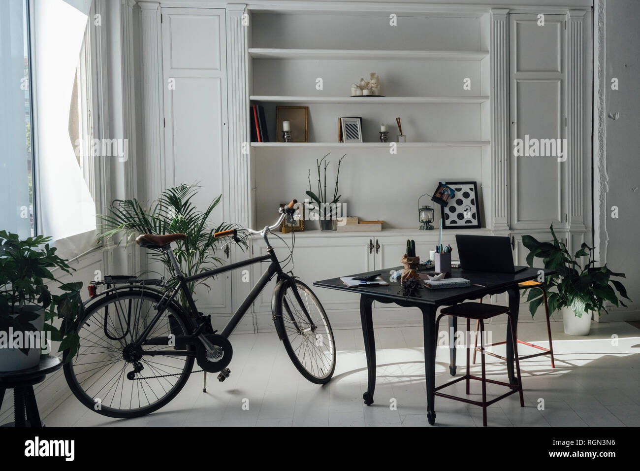 Modern workspace hi-res stock photography and images - Alamy