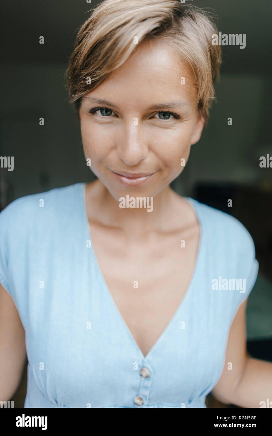 Portrait of confident woman Stock Photo - Alamy