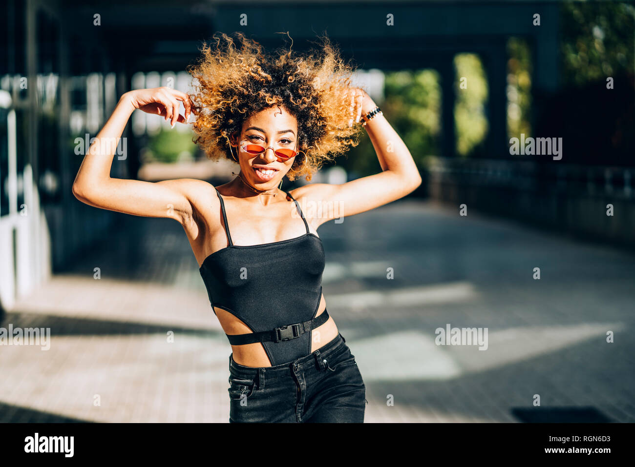 Young dancing pair dance hi-res stock photography and images - Alamy