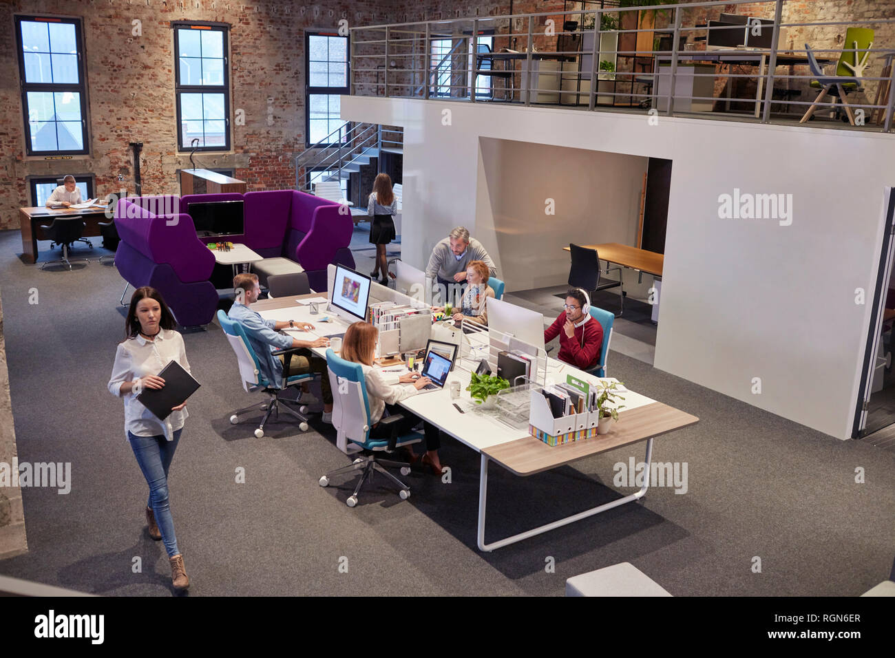 Big office people hi-res stock photography and images - Alamy