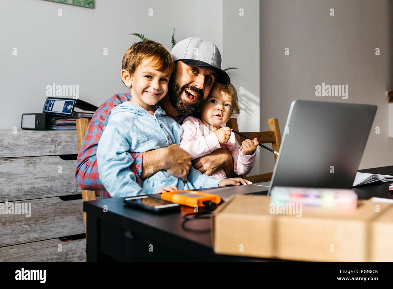 Father working children hi-res stock photography and images - Alamy