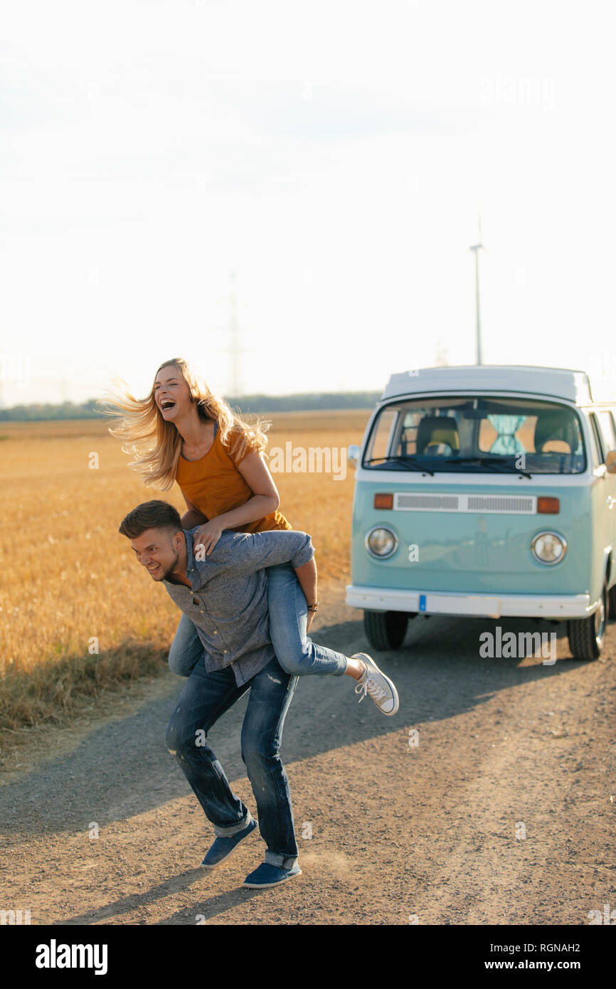 Van life couple hi-res stock photography and images - Alamy