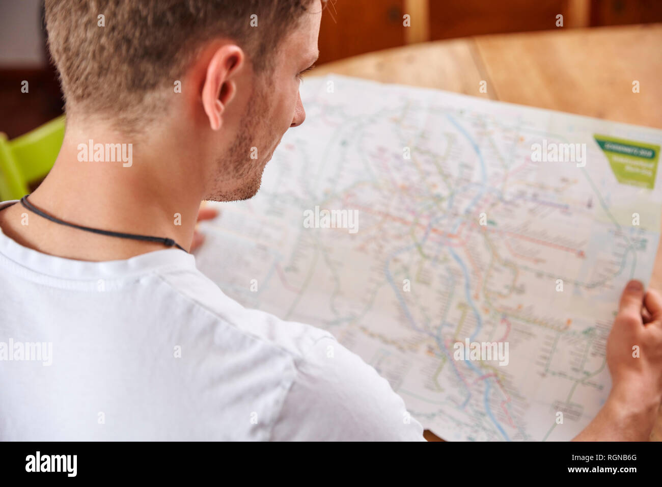 Man reading map hi-res stock photography and images - Alamy