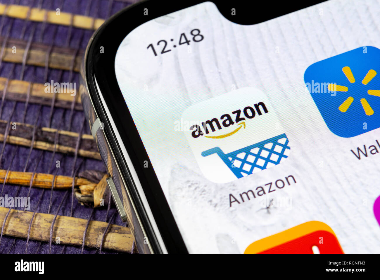 Shopping app icon hi-res stock photography and images - Alamy