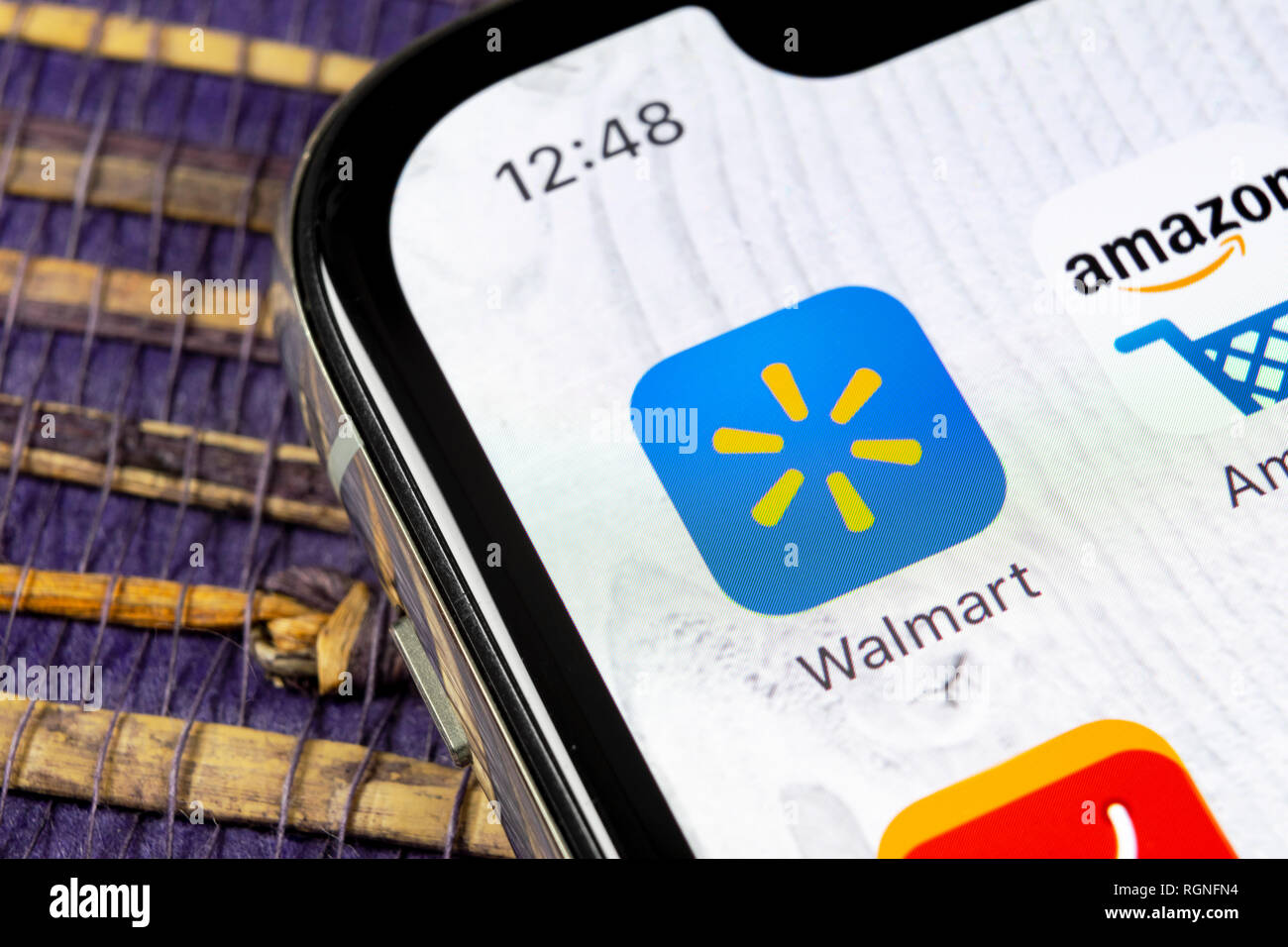 Walmart icon hi-res stock photography and images - Alamy
