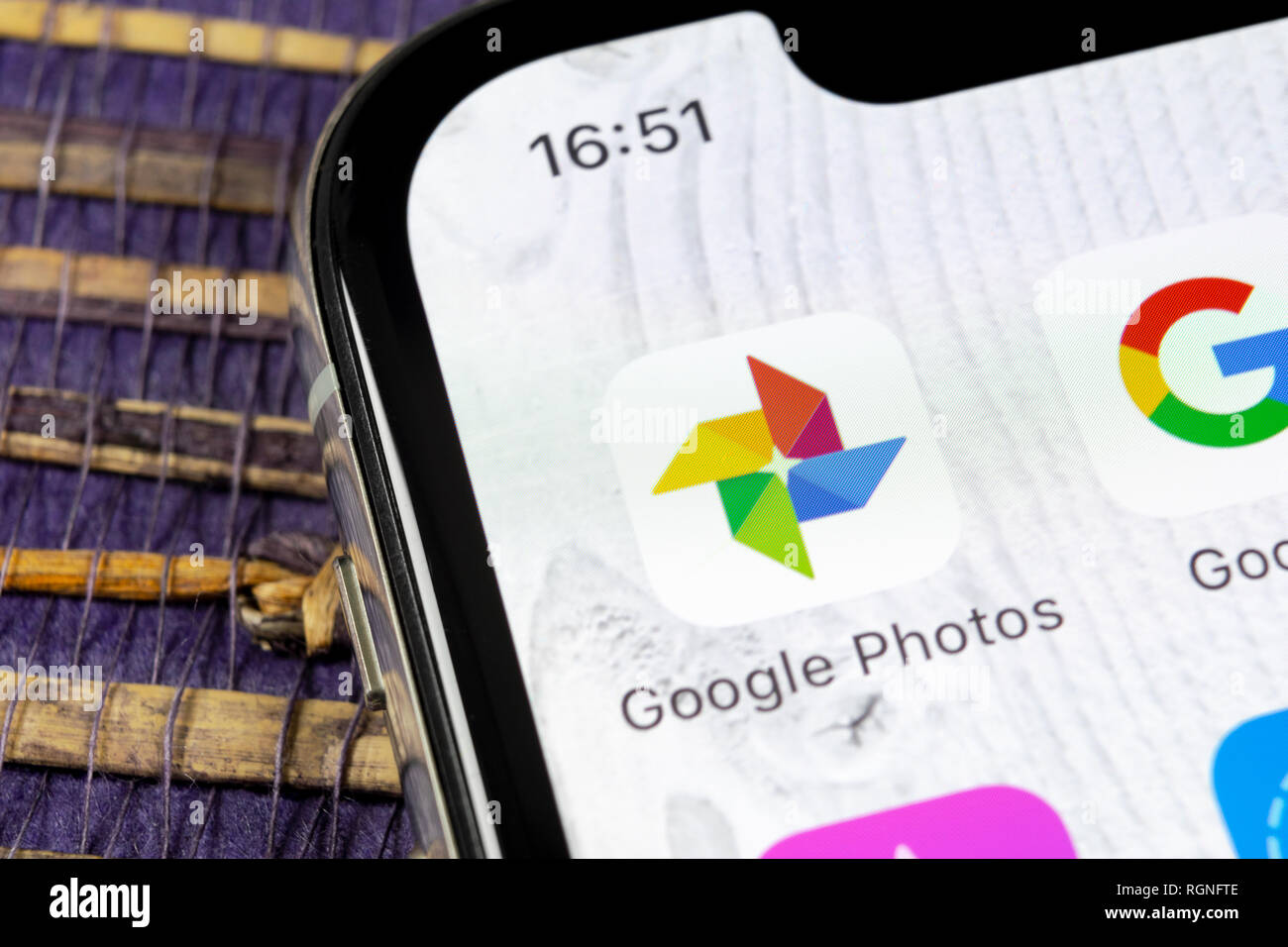 Google photos and apple photos icon hi-res stock photography and images ...