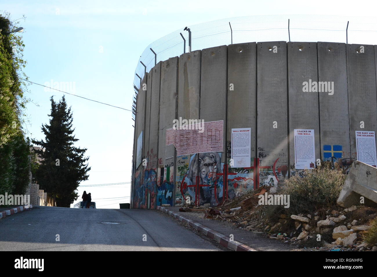 Israel palestine wall border between bethlehem hi-res stock photography ...