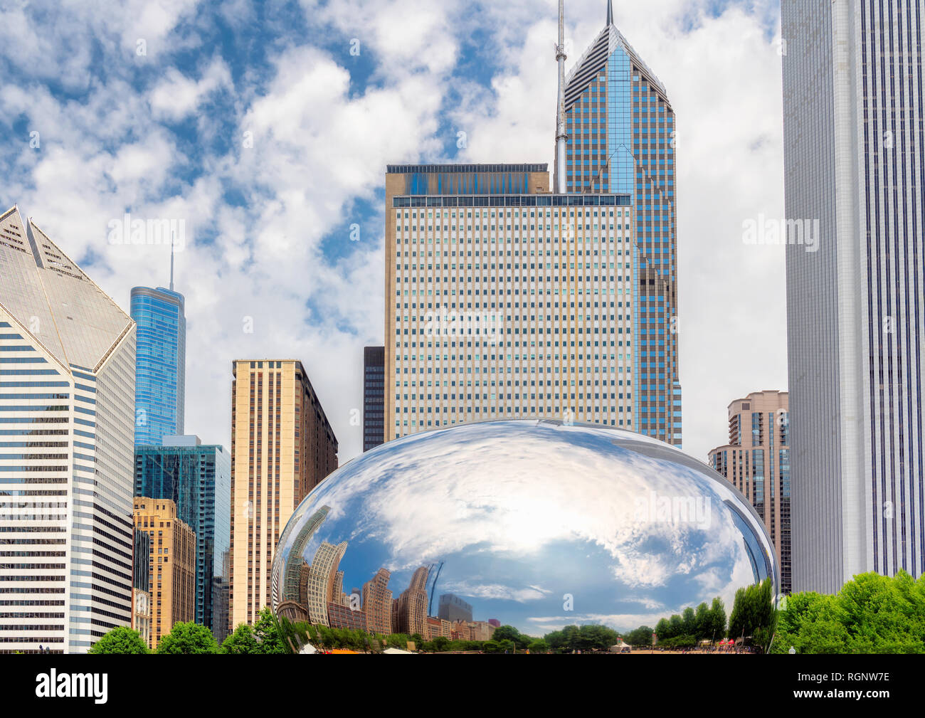 Chicago skyline reflection hi-res stock photography and images - Alamy