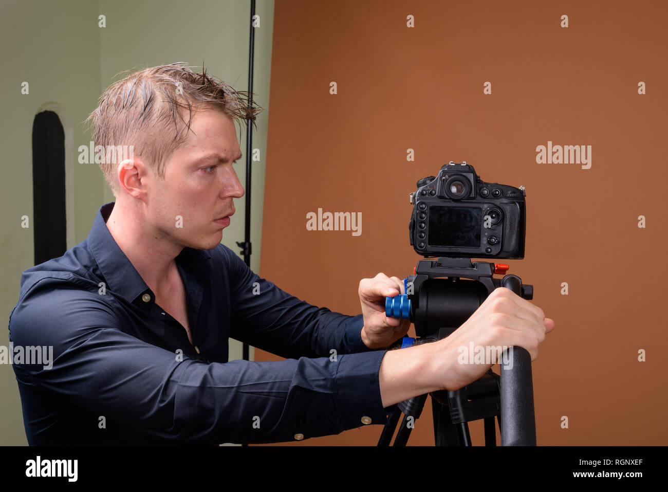 Man adjusting camera and tripod hi-res stock photography and images - Alamy