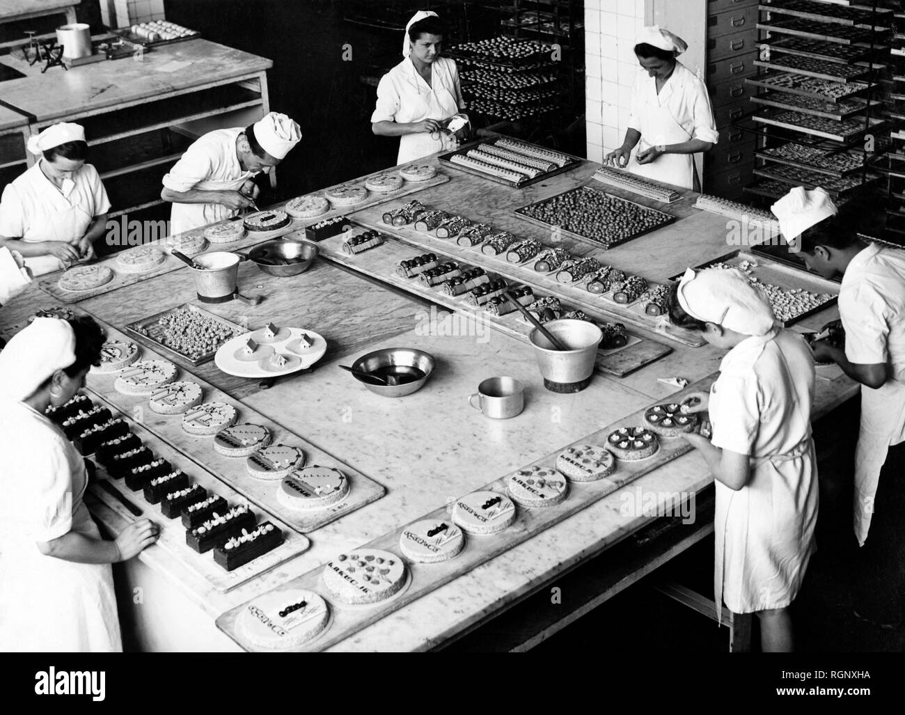 cakes production, confectionery industry, italy, 1951 Stock Photo - Alamy