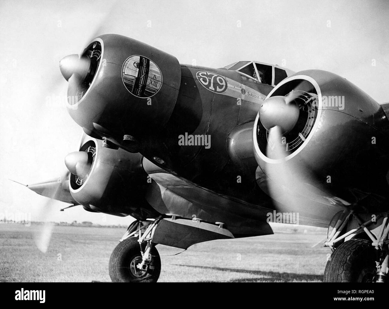 Three engined plane hi-res stock photography and images - Alamy