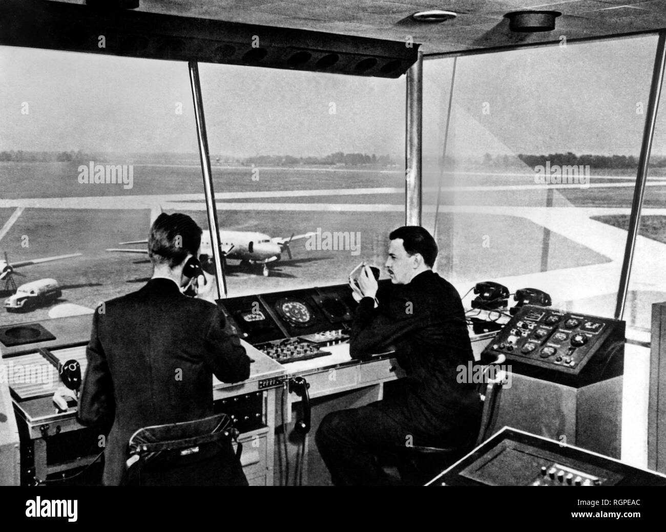 Planes control tower Black and White Stock Photos & Images - Alamy