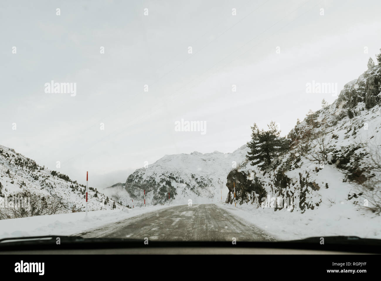 Route snowy hi-res stock photography and images - Alamy