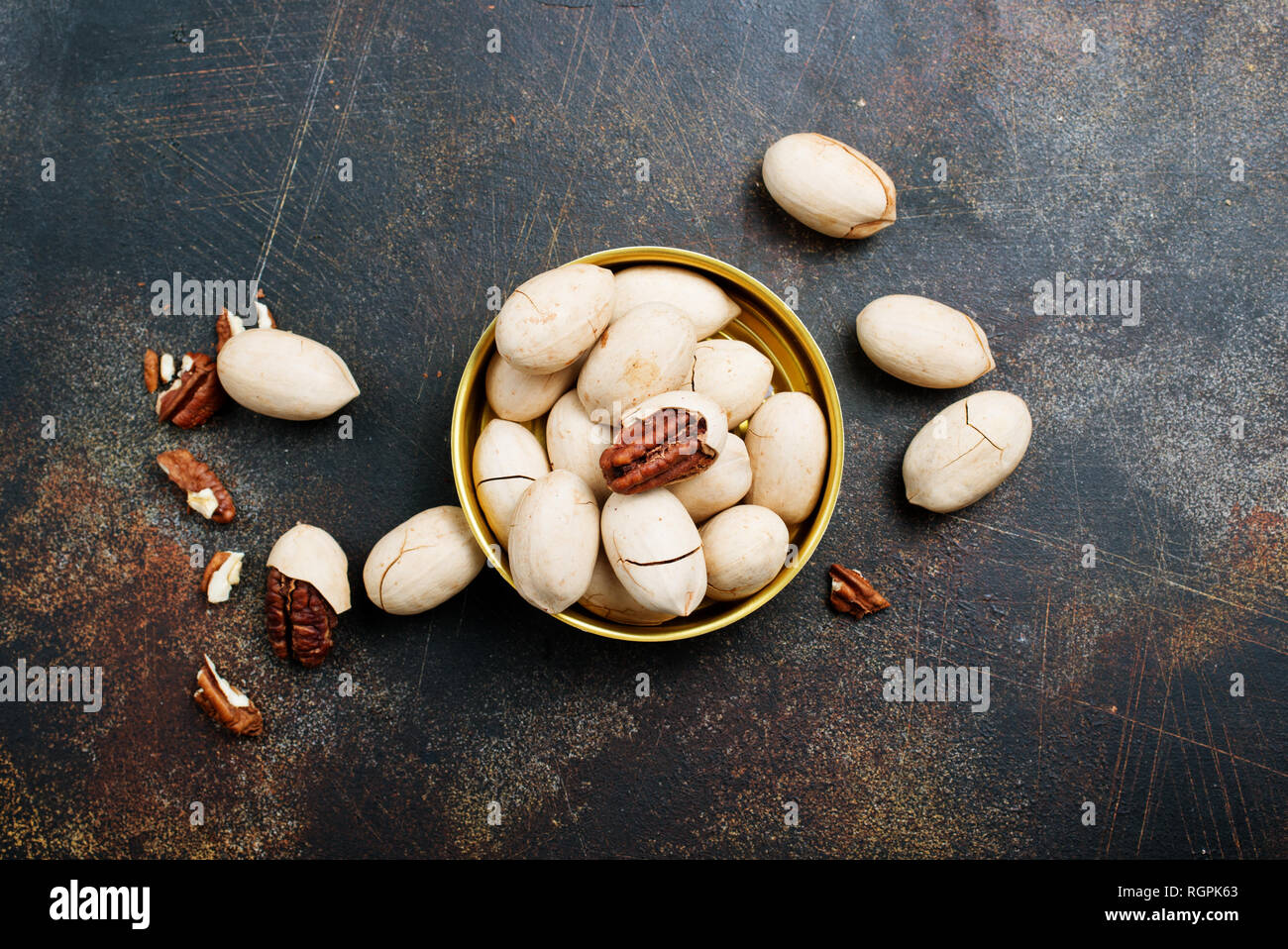 Pecan nuts in metal bowl, pecan nuts in shell Stock Photo - Alamy