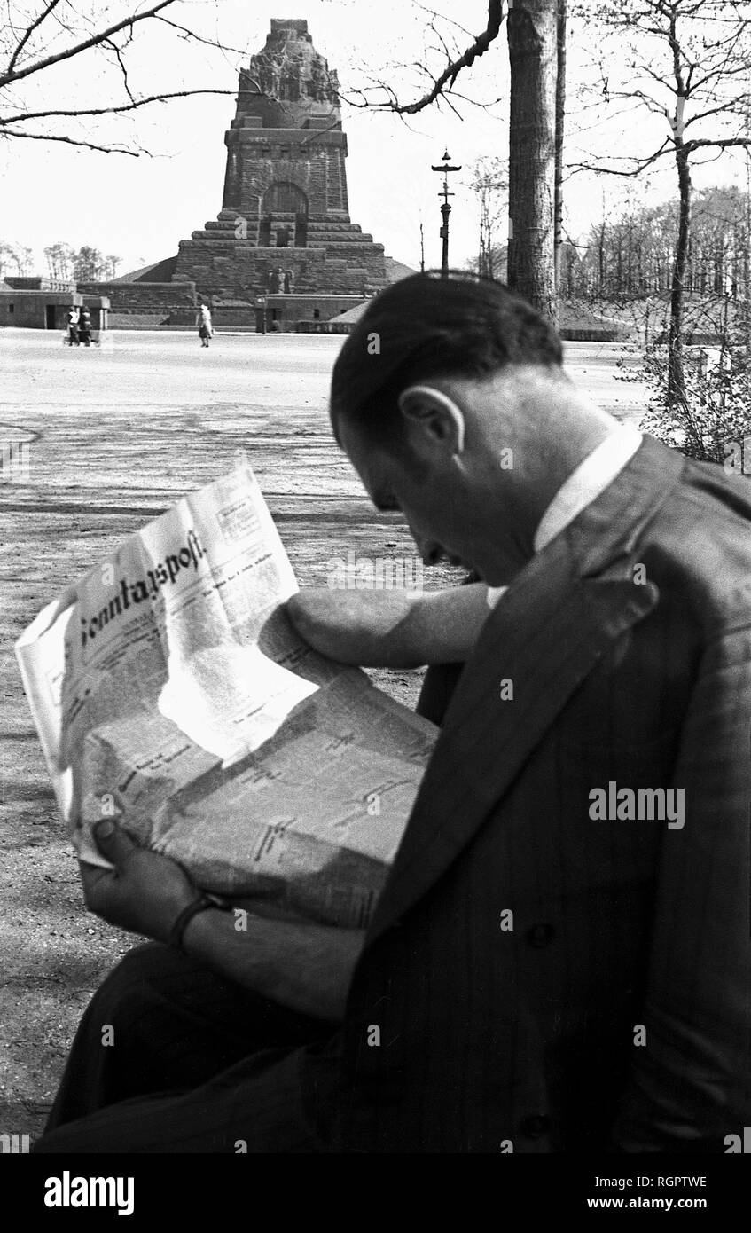 Kriegsinvalide reads the newspaper Sonntagspost, 1946, Monument to the ...