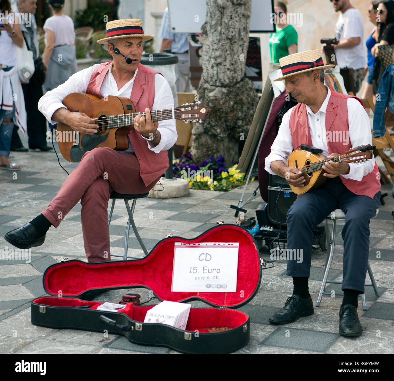 Street musicians taormina hi-res stock photography and images - Alamy