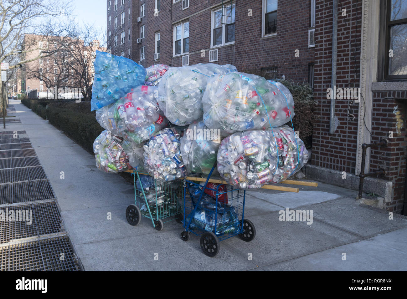 Overloaded cart hi-res stock photography and images - Alamy