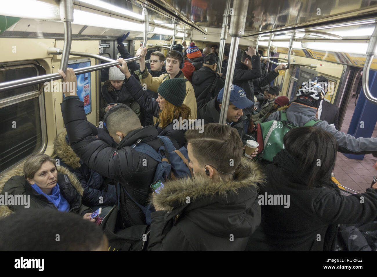 Crowded new york city metro hi-res stock photography and images - Alamy