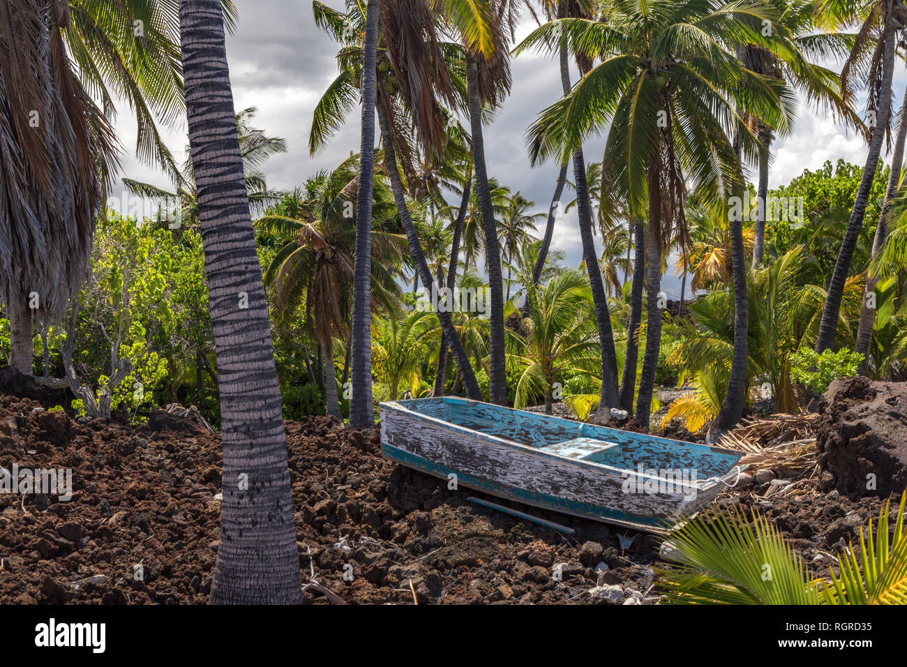 Stranded boat hi-res stock photography and images - Alamy