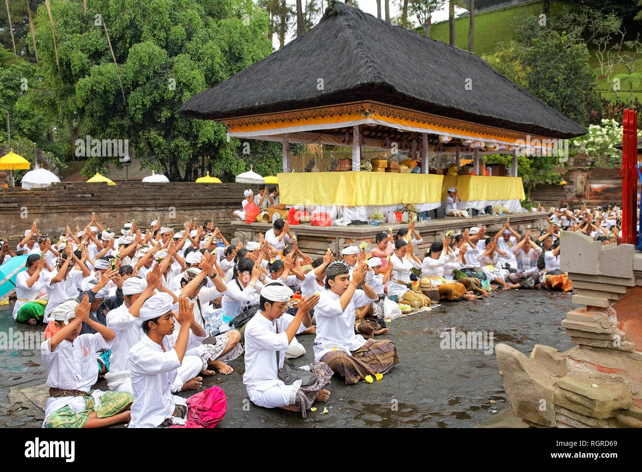 Prayers at Puru Tirtha Empul temple, Bali, Indonesia Stock Photo - Alamy