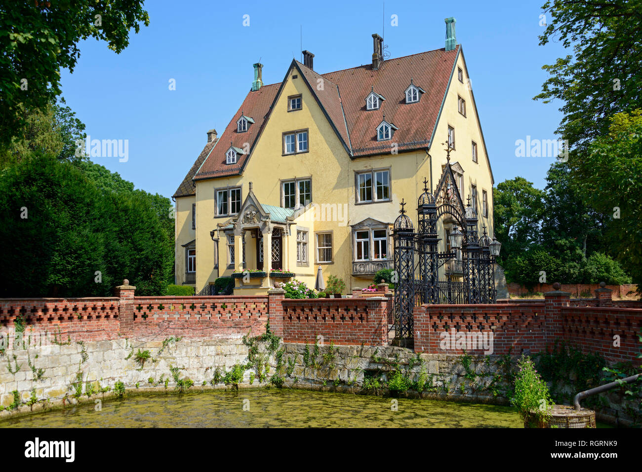 Estate mansion europe hi-res stock photography and images - Alamy