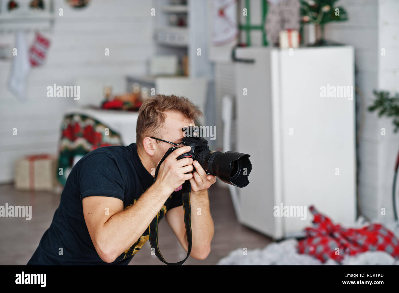 Man photographer shooting on studio. Professional photographer on work ...