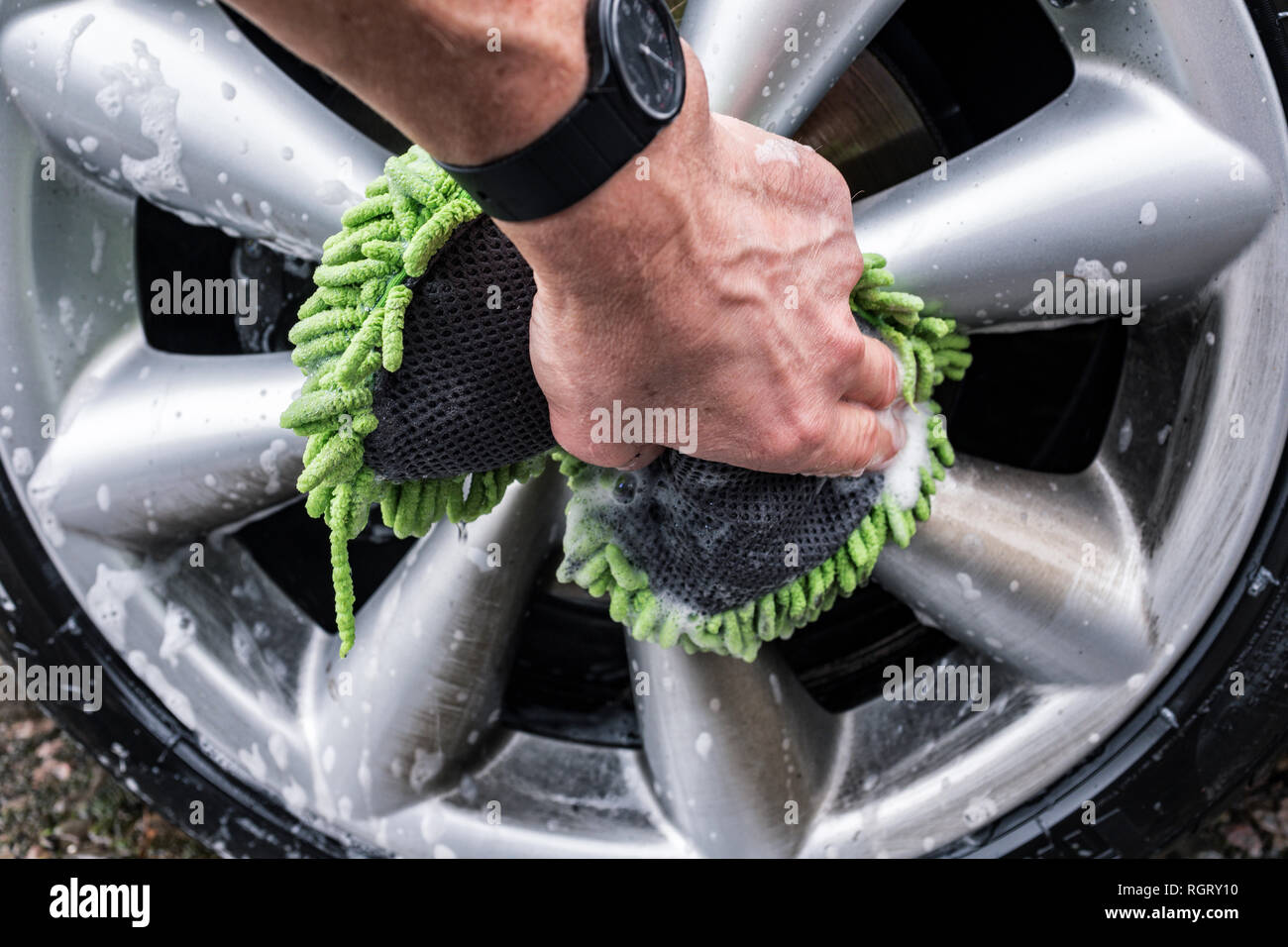 Washing an alloy wheel Stock Photo - Alamy