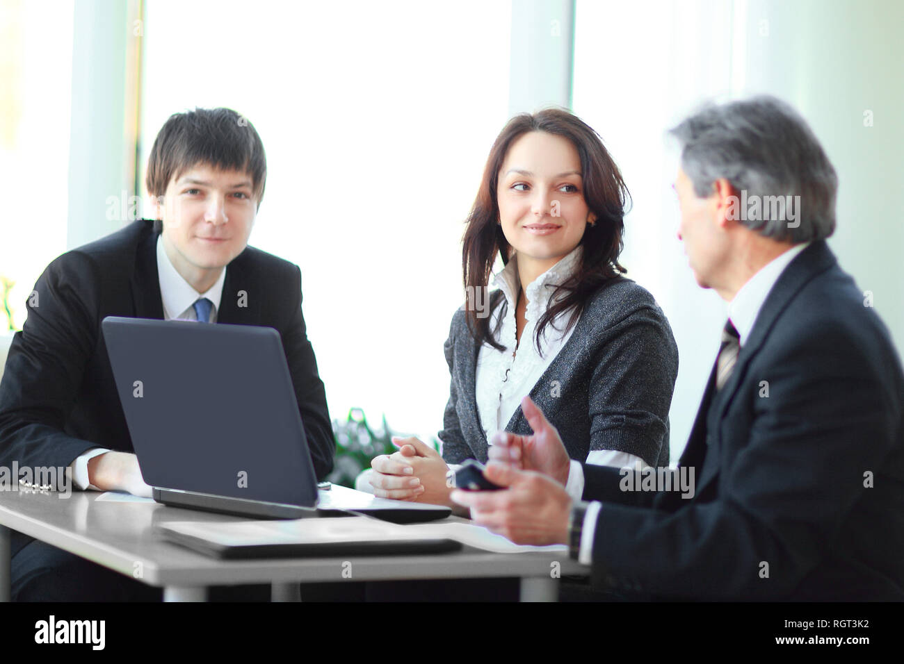 boss and staff in discussing the working paper Stock Photo - Alamy